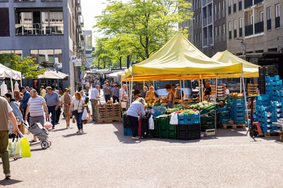 Donderdagmarkt met marktpendel | Visit Genk